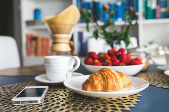 What to Do When You Wake Up Early: 6 Ideas for a Great Morning